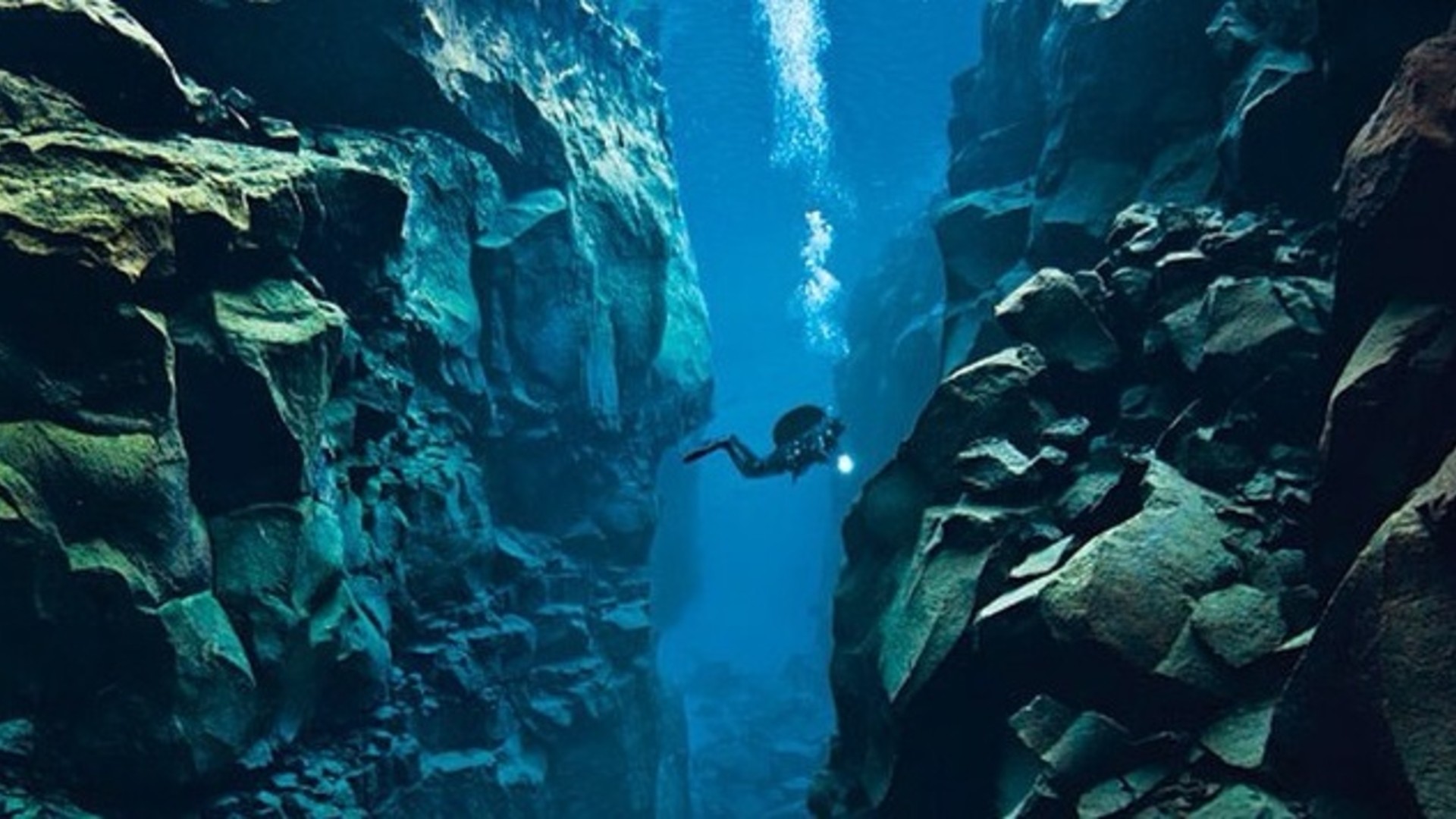 Zoom sur : la faille islandaise Silfra située entre 2 continents ...